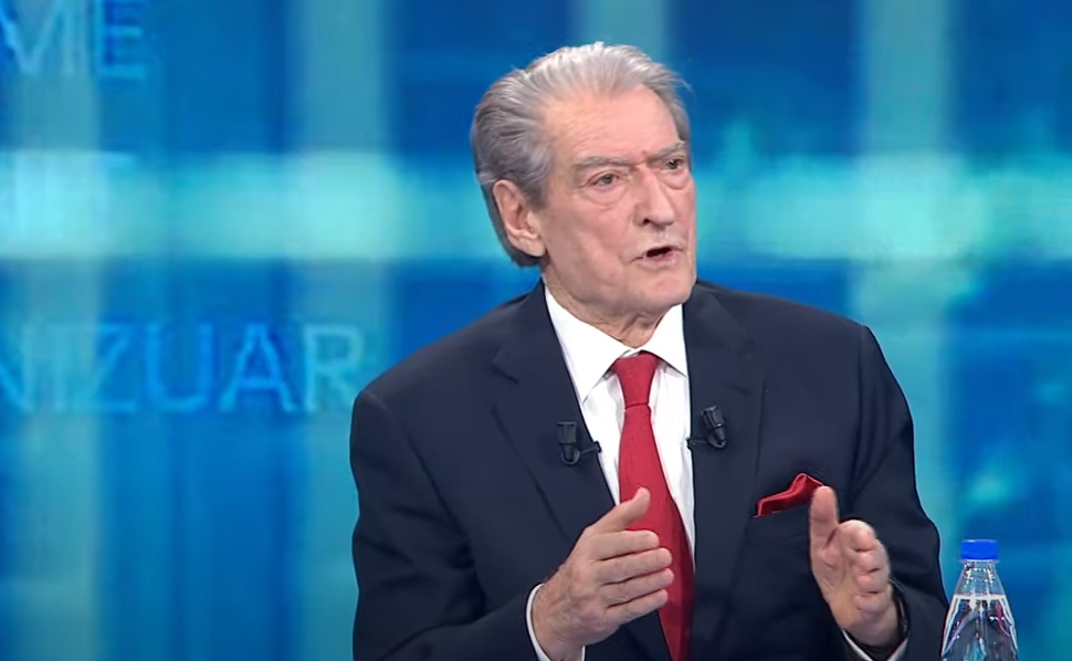 Sali Berisha flet për 333 ditët që qendroi në izolim shtëpie - Konica.al Sali Berisha flet për 333 ditët që qendroi në izolim shtëpie - Konica.al